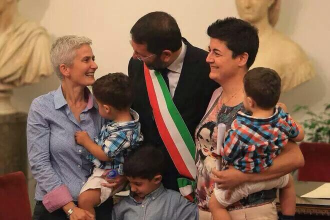 Roma: nuovo sì del Tribunale alla stepchild adoption
