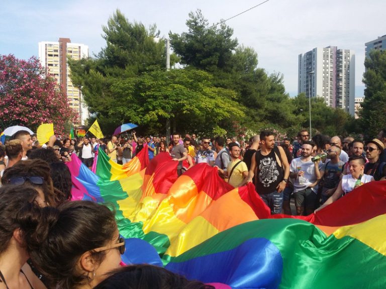 "Non una di meno" si tinge di arcobaleno: la comunità Lgbt in piazza