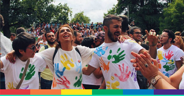 Al pride di Amsterdam, per la prima volta, la barca del gruppo Iran LGBTI