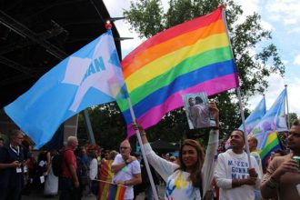 Al pride di Amsterdam, per la prima volta, la barca del gruppo Iran LGBTI