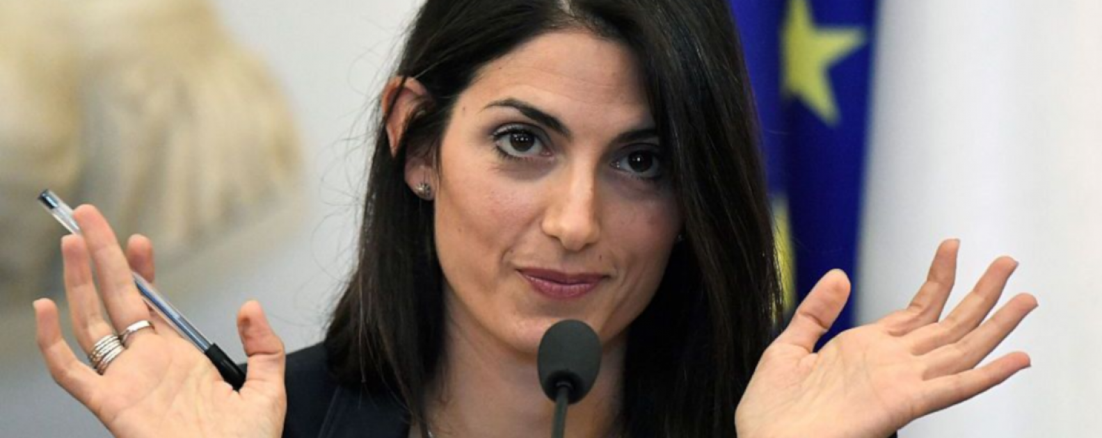 Raggi costretta dal Tribunale a riconoscere due mamme
